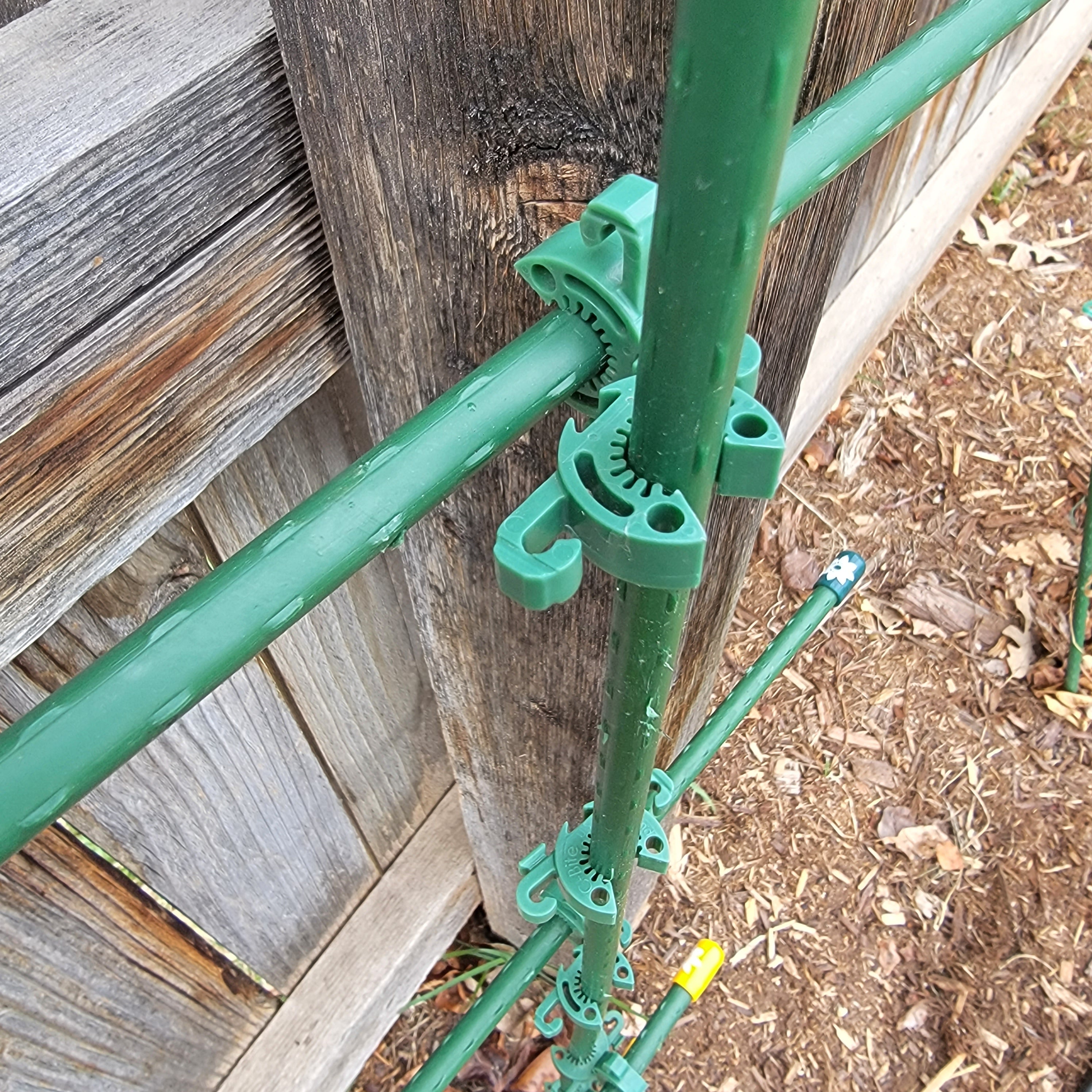 Dark Green C-BITE Garden Stake Clips for 7/16" Garden Stakes (In quant